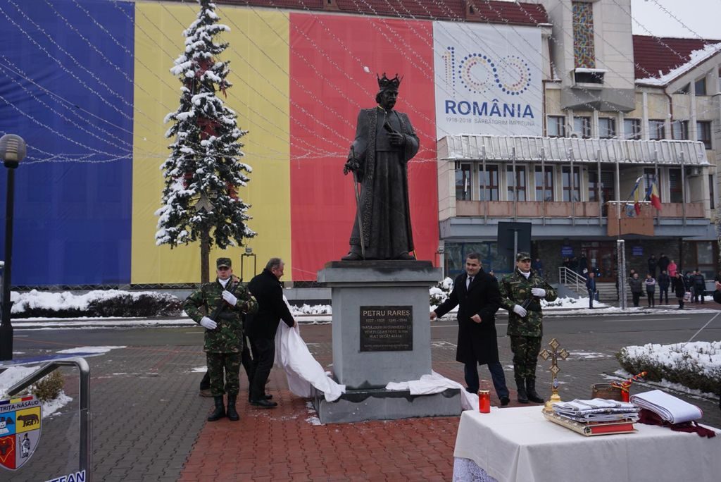 Statuia domnitorului Petru Rares, dezvelita in prezenta ministrului ...