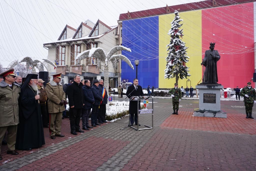 Statuia domnitorului Petru Rares, dezvelita in prezenta ministrului ...