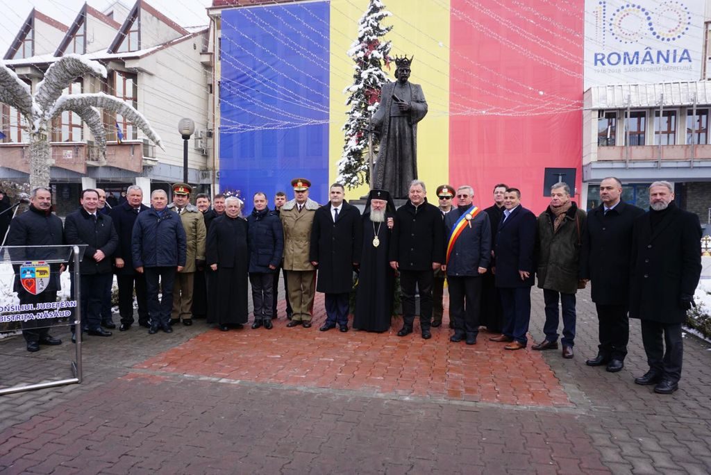 Statuia domnitorului Petru Rares, dezvelita in prezenta ministrului ...